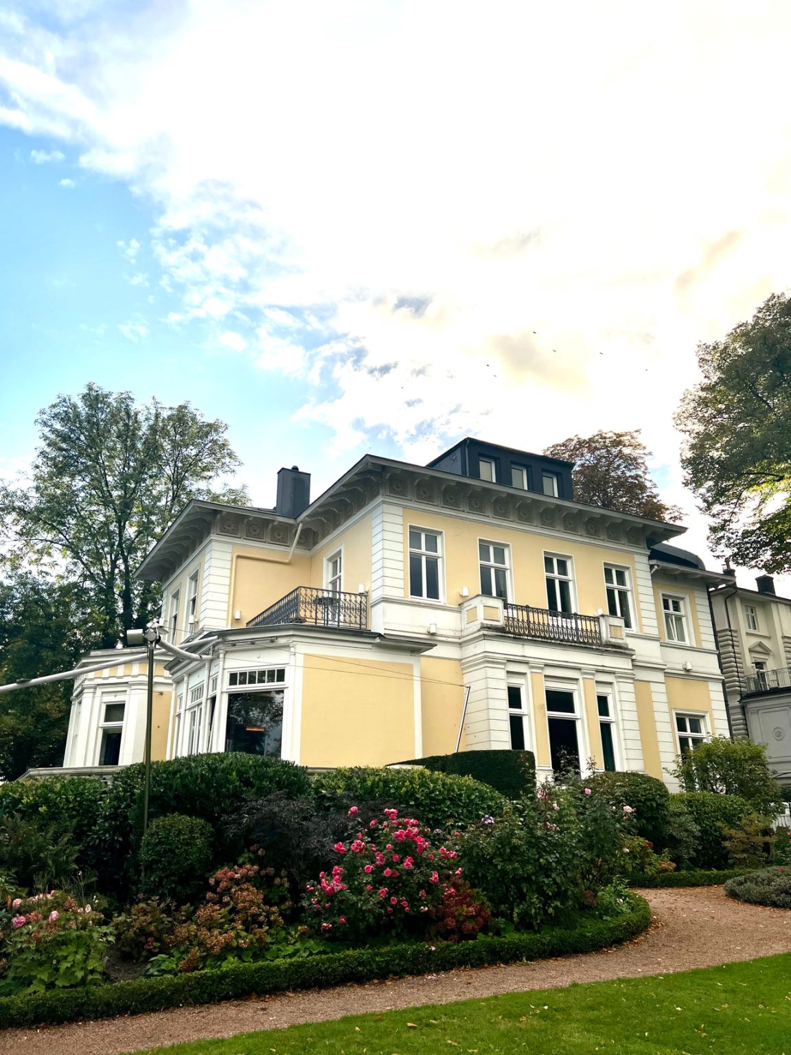 Dr. Henri Michael von Blanquet, M.D., MaHM auf LinkedIn: Welcoming you ... Dr. Henri Michael von Blanquet, M.D., MaHM auf LinkedIn: Welcoming you ...