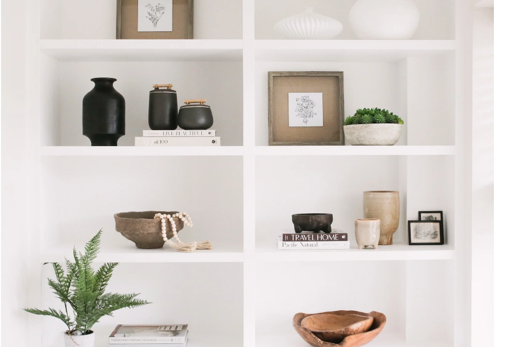 Easy tips to style your shelves Easy tips to style your shelves