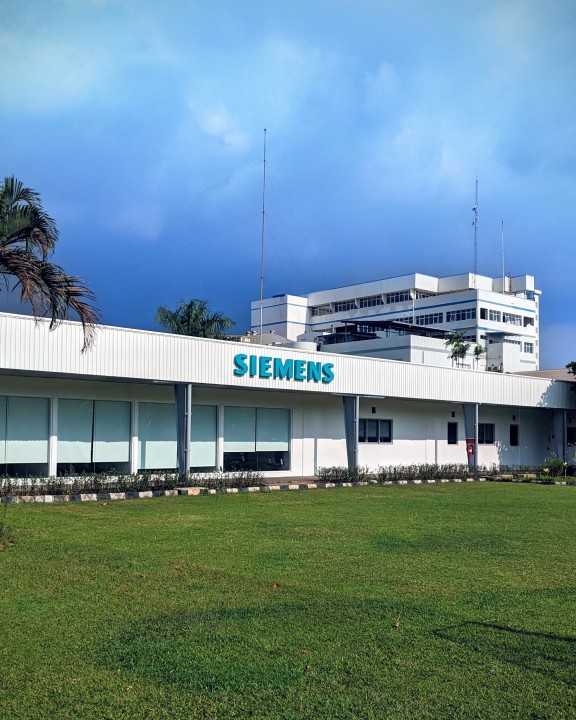 Job Shadowing with the President Director and CEO of PT Siemens Indonesia Job Shadowing with the President Director and CEO of PT Siemens Indonesia