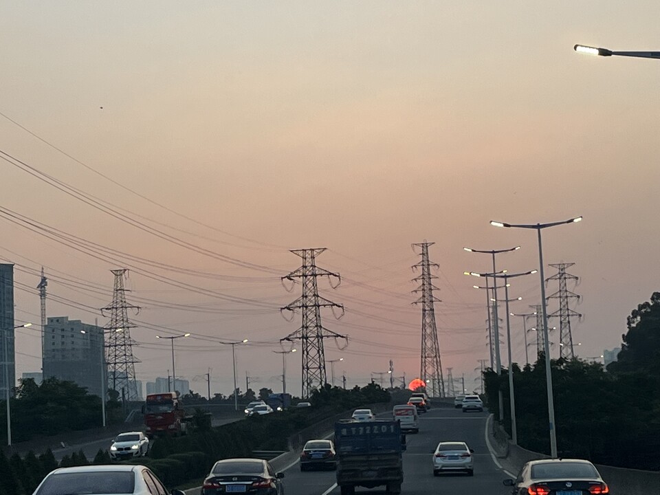 Solar Street Lights vs Traditional Street Lights Solar Street Lights vs Traditional Street Lights