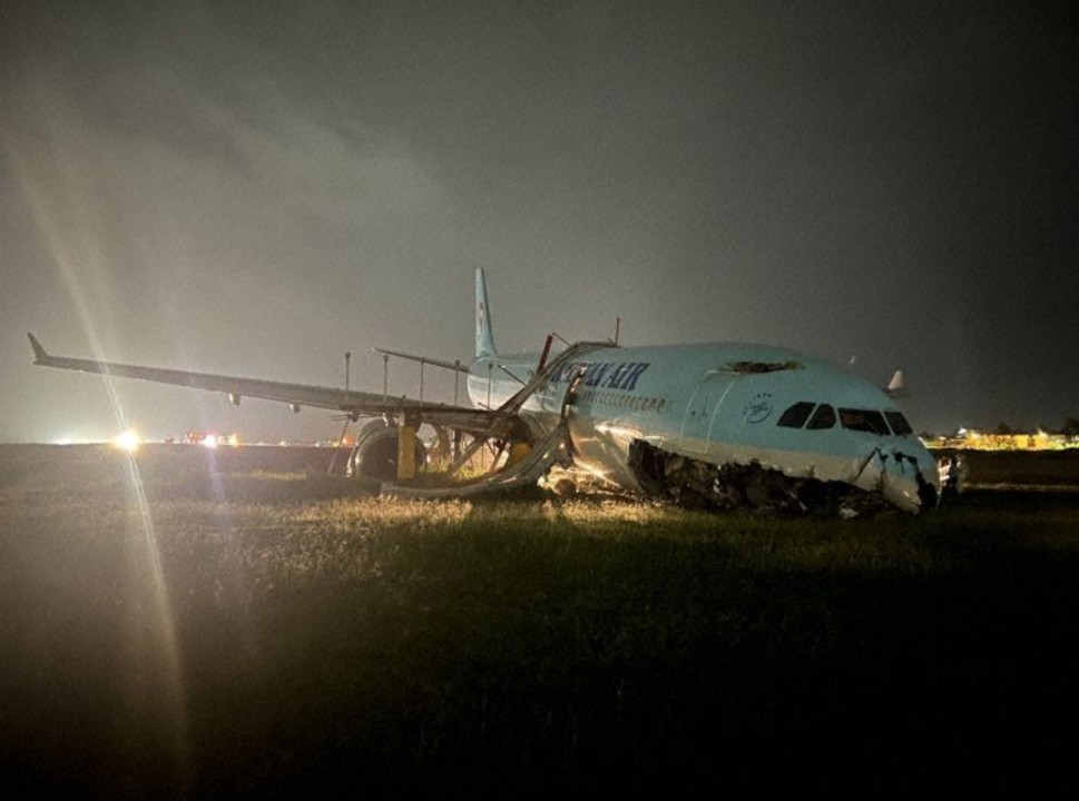 Here we go again: Thunderstorm 1 Airplane 0 Here we go again: Thunderstorm 1 Airplane 0