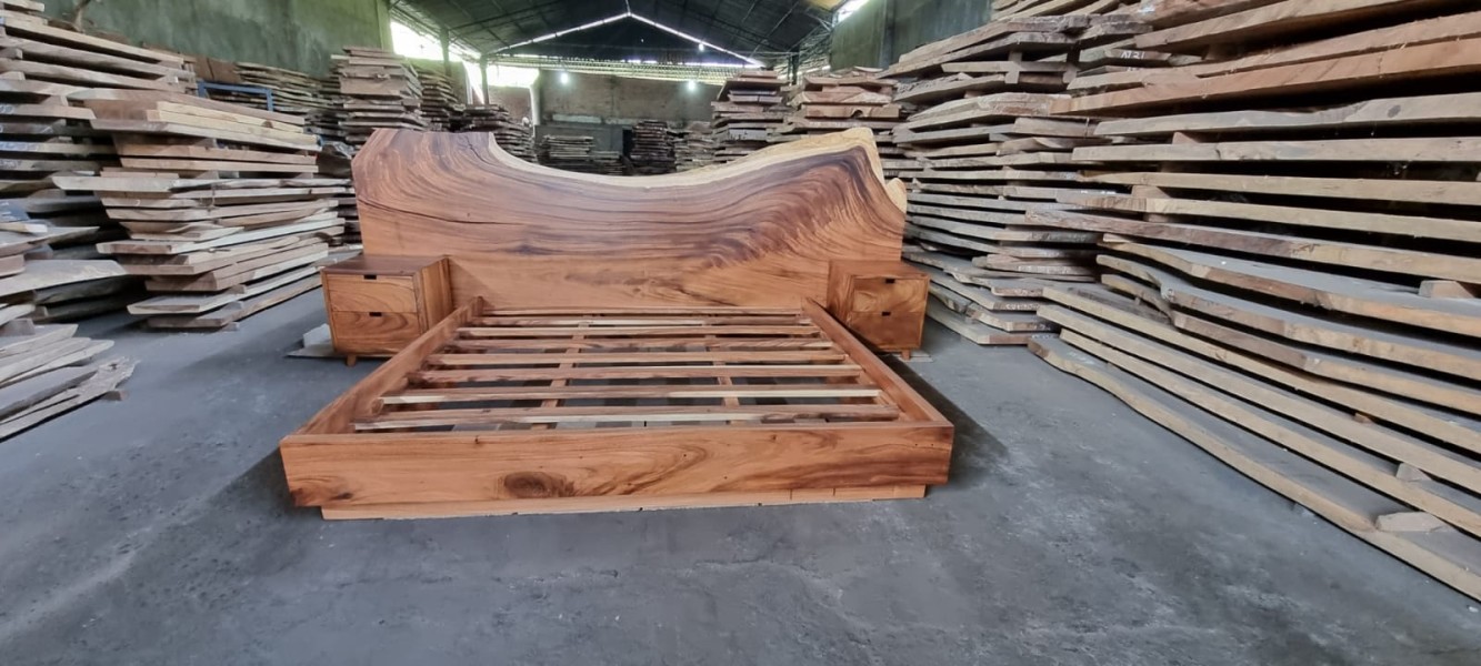 Hand Crafted Live Edge Wood Headboard Bed Hand Crafted Live Edge Wood Headboard Bed